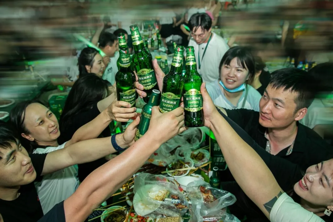 Renewing the name card of "Ice City Summer Capital", Harbin Brewery ...