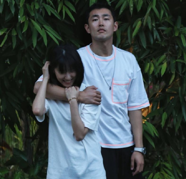 Love is perfect?Wang Yanlin took his girlfriend to watch the wedding dress in a low-key manner ...