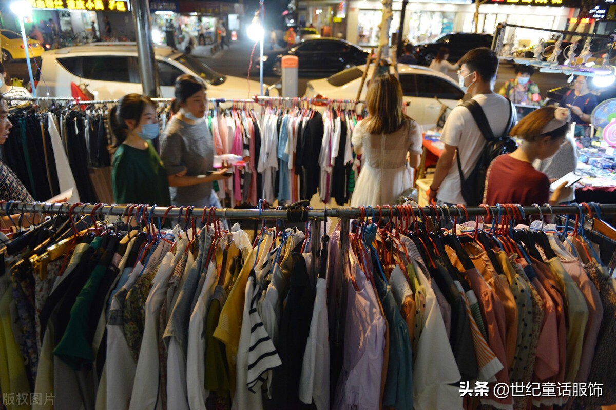 Tips for selling clothes at a street stall: set up a street stall with ...