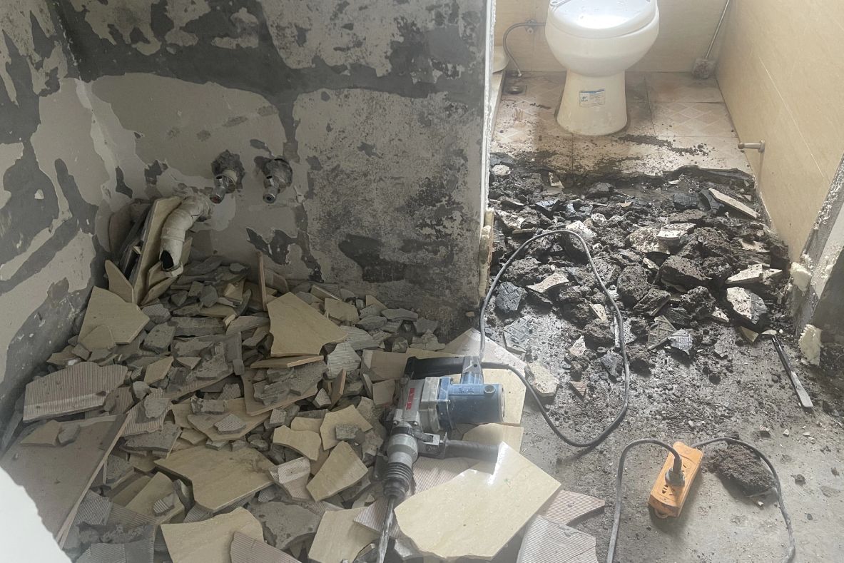 Decoration and rectification.Restore the appearance of the rough house ...