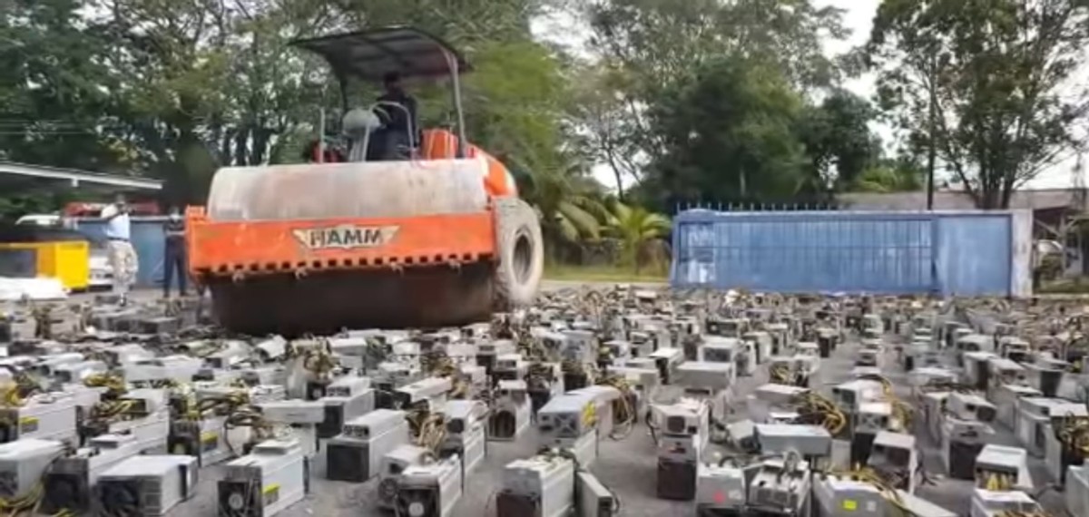 Justice execution!The road roller was violently crushed, and the ...