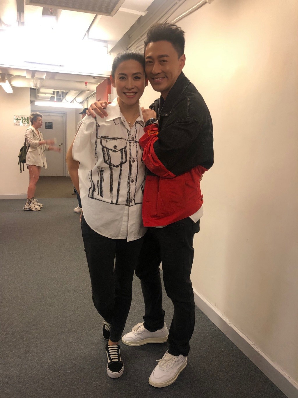 51-year-old Xuan Xuan watched a drama with Lin Feng, a shirt with small ...