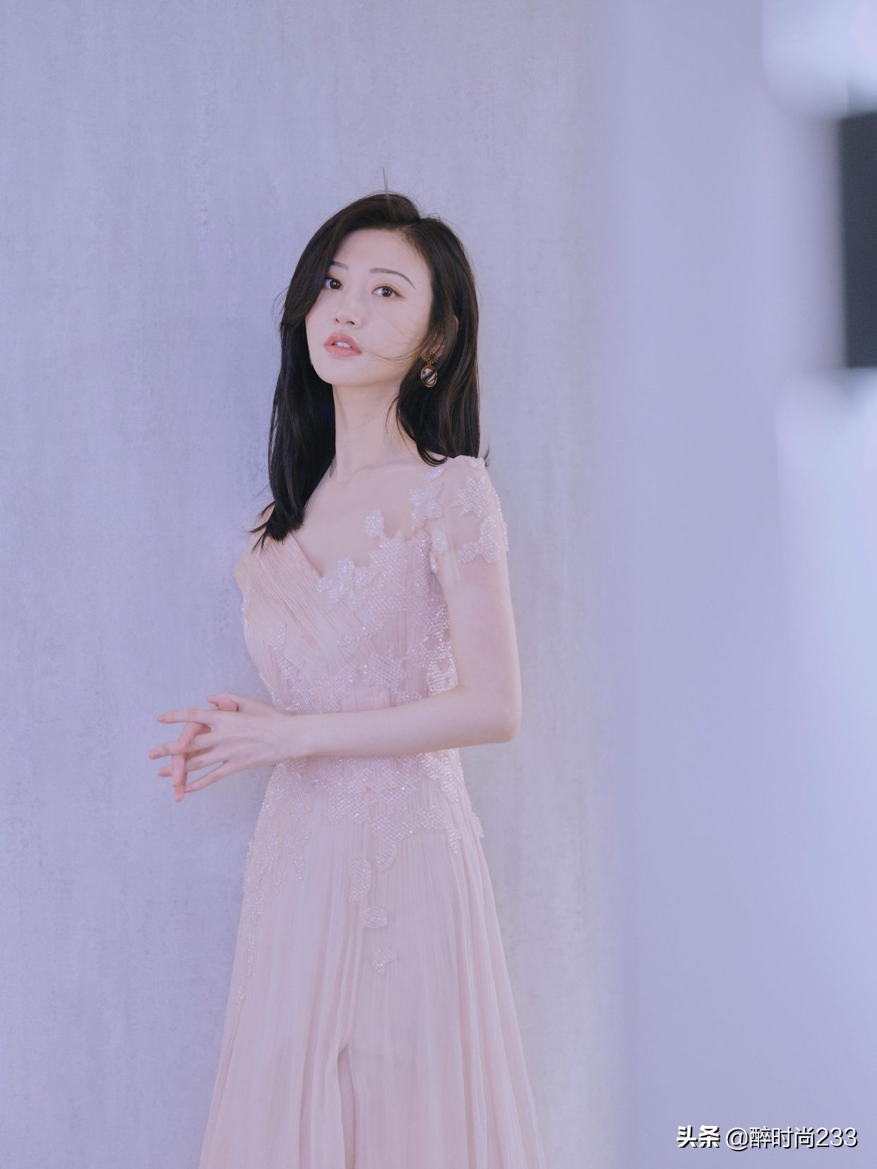 Jing Tian attended offline events, wearing a cherry blossom pink dress ...