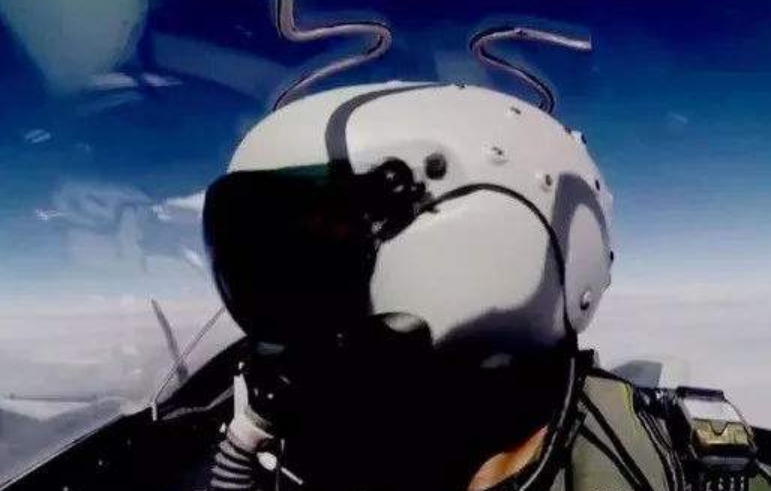 Real eyes kill the enemy, PLA pilots change into new helmets and turn ...
