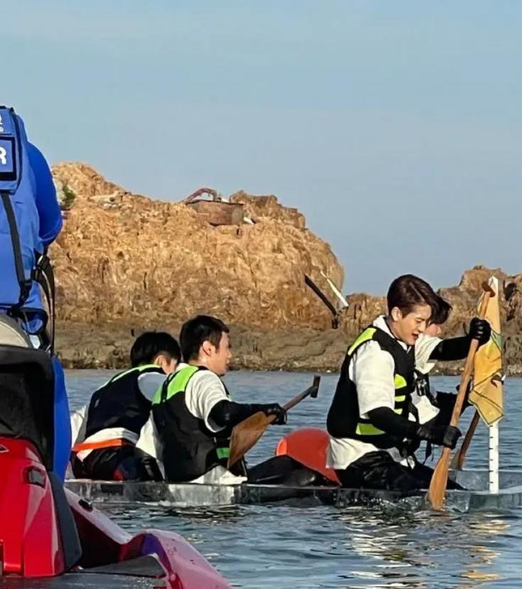 Li Ronghao and Chen Feiyu recorded outdoor variety shows, without the ...