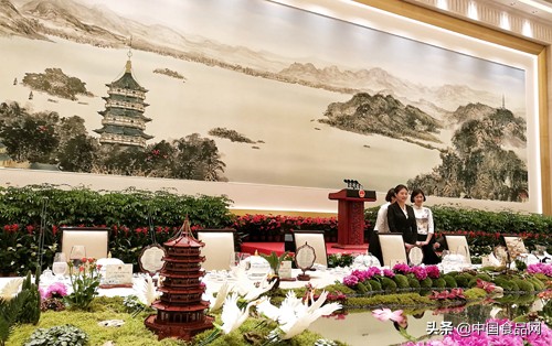State banquet with red wine entertains guests from all over the world ...