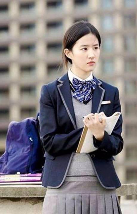 Popular actresses wear school uniforms, Zhao Liying is agile, Yang Zi ...