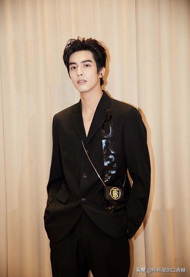 10 male gods in deep V suits!Xu Kai and Song Weilong are sexy in hot ...
