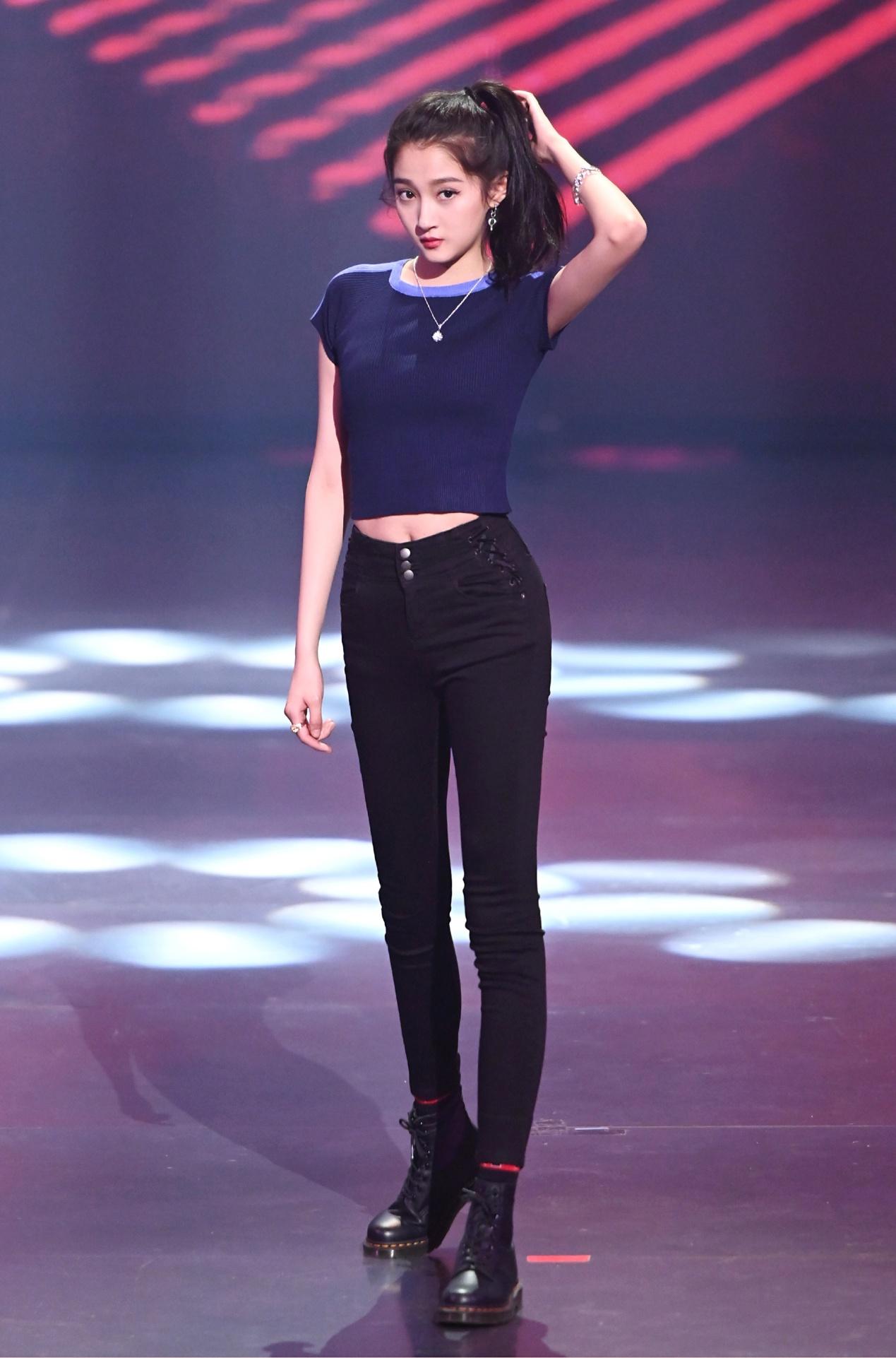 The King of Legs in the World-Guan Xiaotong is only the third child - iNEWS