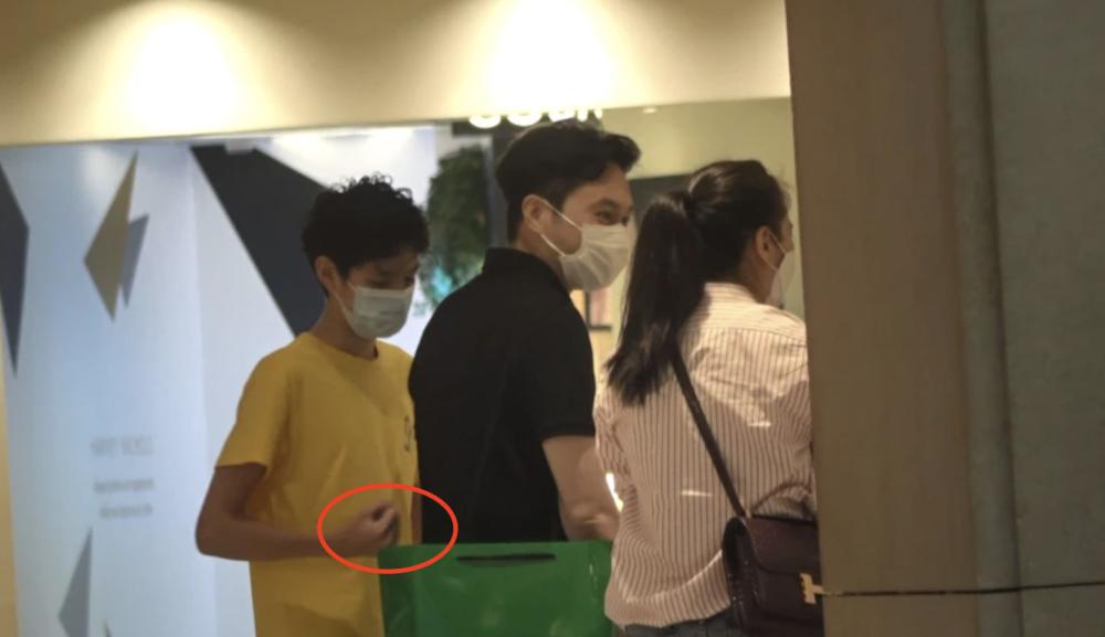 Zhang Zhilin and his wife are shopping with their son, 15-year-old Zhang Mutong is taller than ...