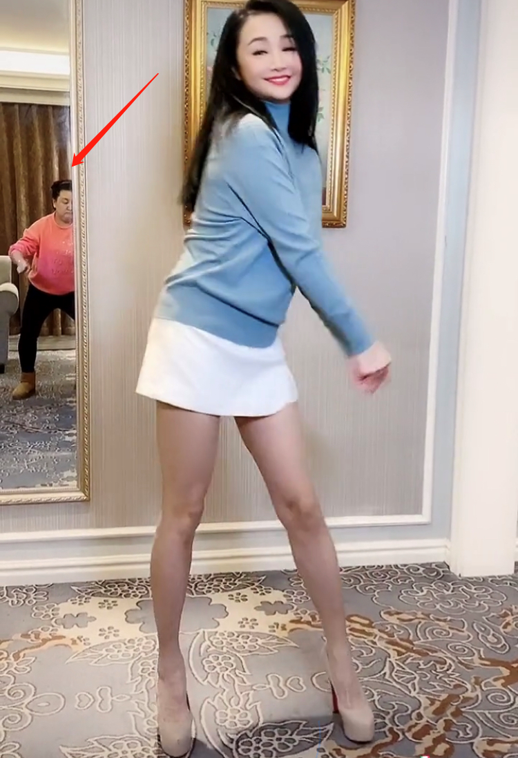 Cao Ying appeared in a mansion dancing hot dance, exposed a pair of supermodel legs, but was ...