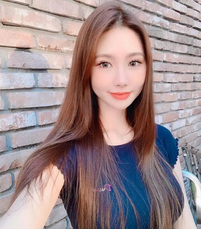 Vivi's beautiful photos with double appearance and figure - iNEWS