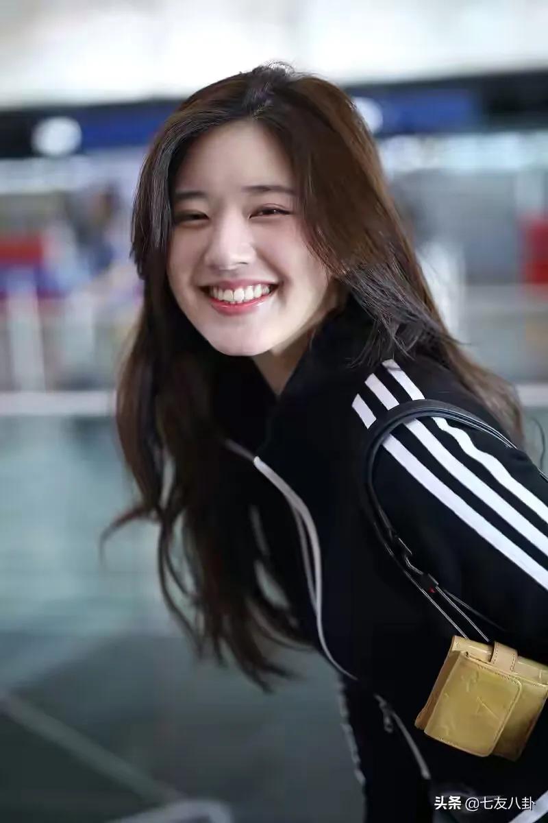 National First Love——Zhao Lusi, a more realistic airport server - iNEWS