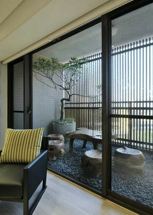 The balcony should be decorated like in Japan, simple layout, but can ...