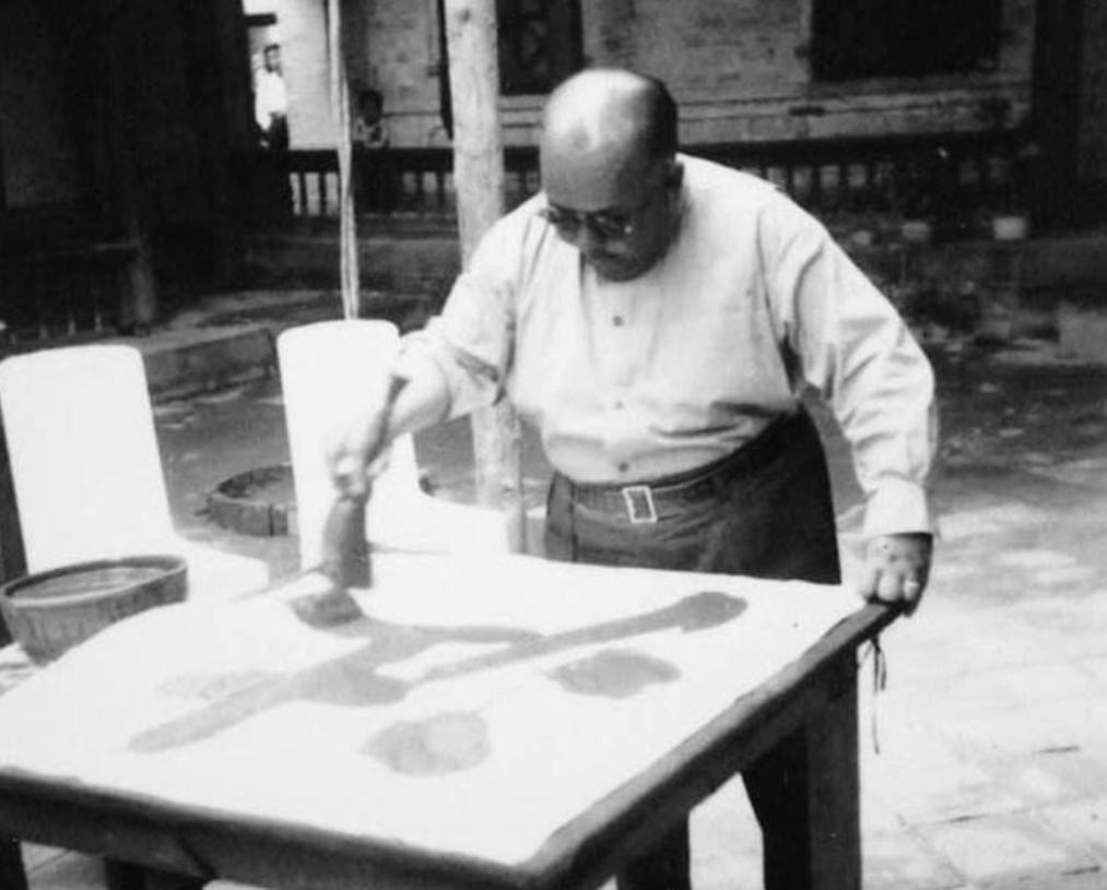 In 1950, Ma Hongkui brought 7 tons of gold to the United States. In his ...