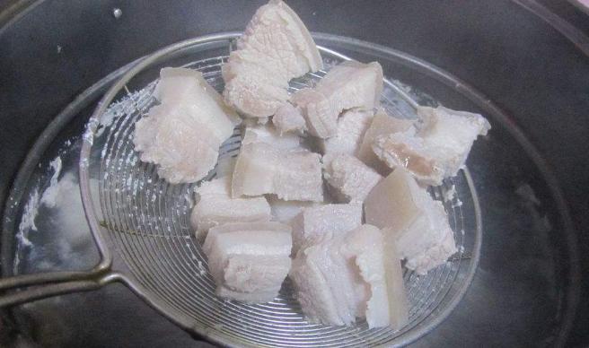 Do you want to blanch the meat first when making braised pork?Remember ...