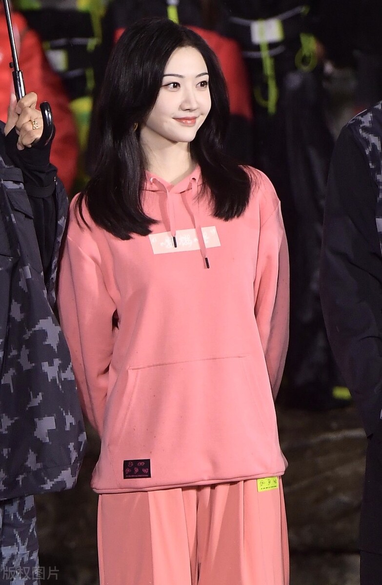 Jing Tian pink sweater suit casual and sweet - iNEWS