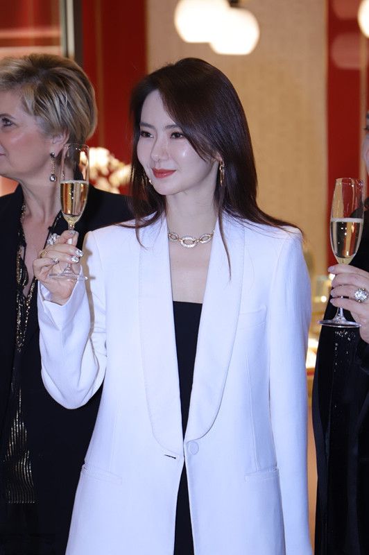 Qi Wei appeared to be active, she was wearing a "catwoman" costume, and ...