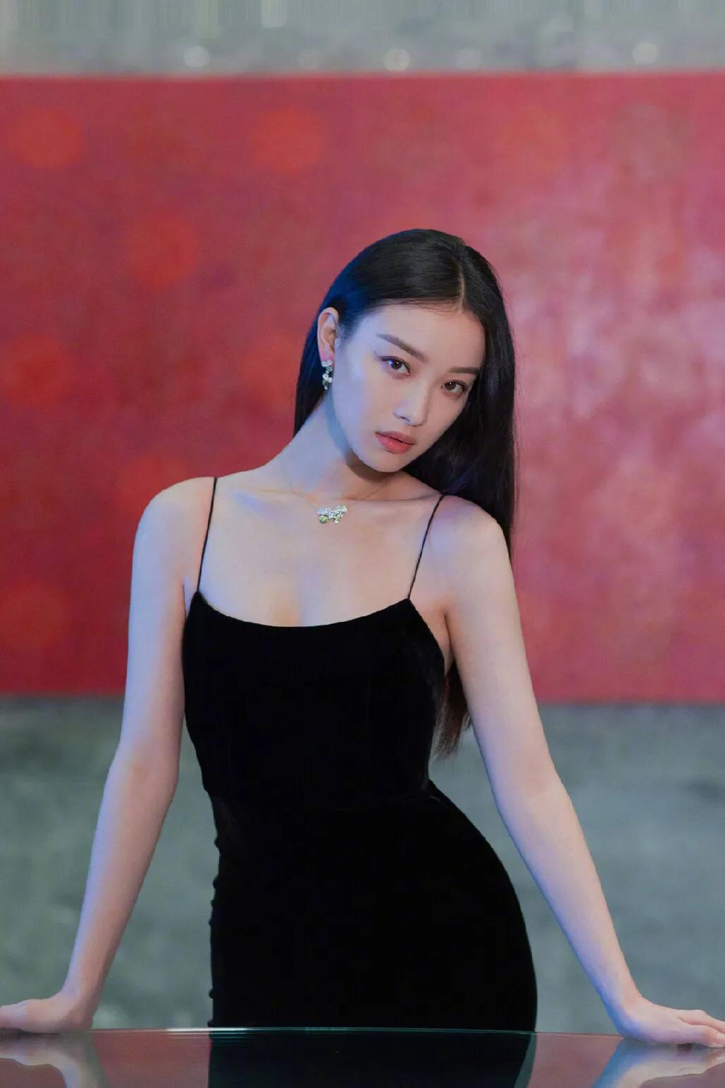 Ni Ni, beautiful and long legs - iNEWS