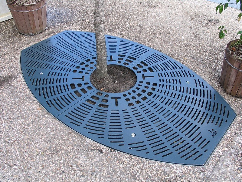 The splendid tree pond grate in the private courtyard, each piece is a ...