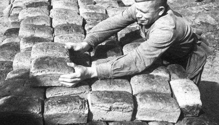 What did the Soviet army eat on the battlefield? The black bread is a ...