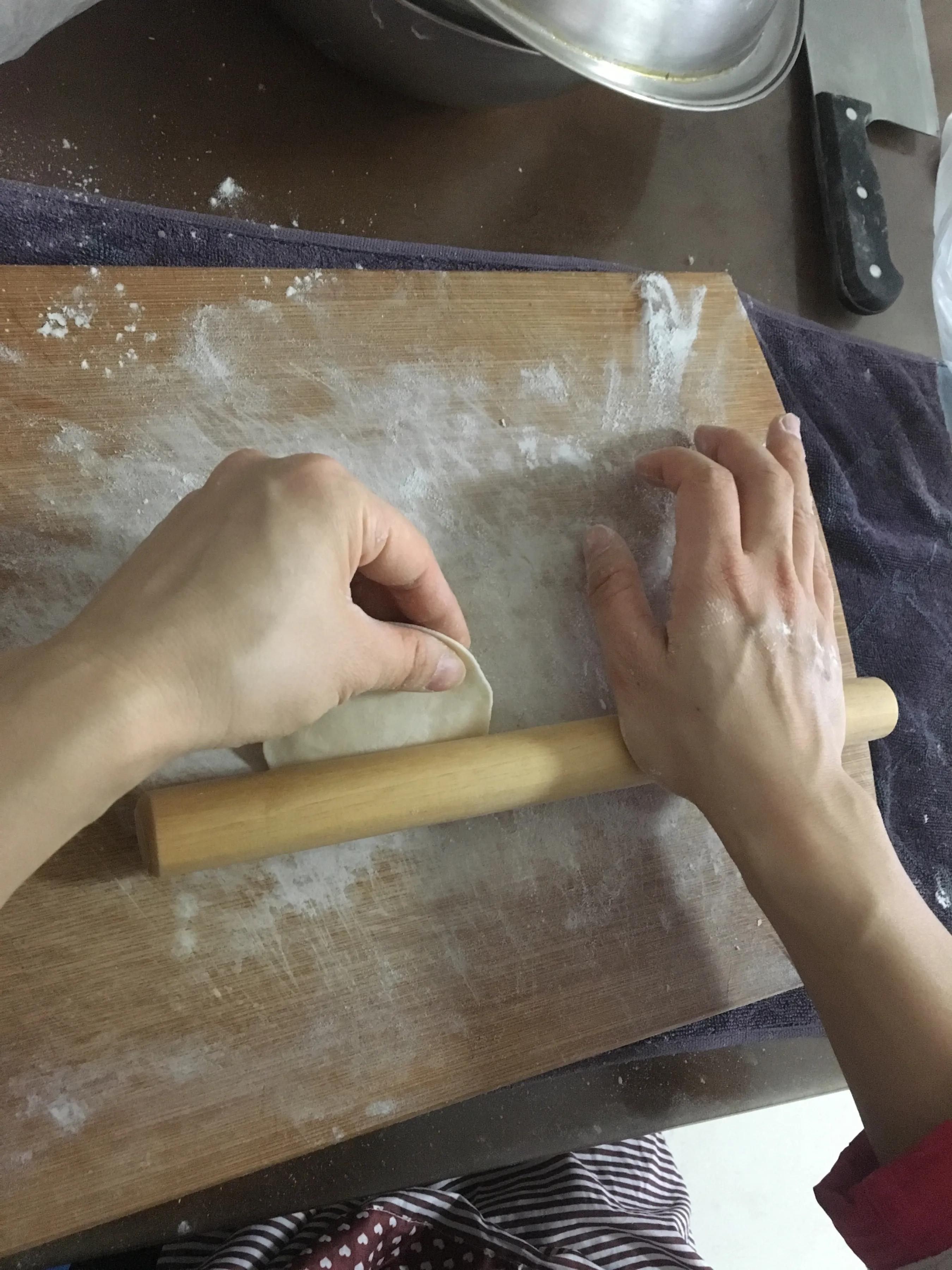 Rolling out the dumpling skin is called diy making dumplings - iNEWS