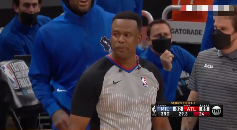 Trey Young was tragically stepped by the referee!Yang Yi: How is it ...