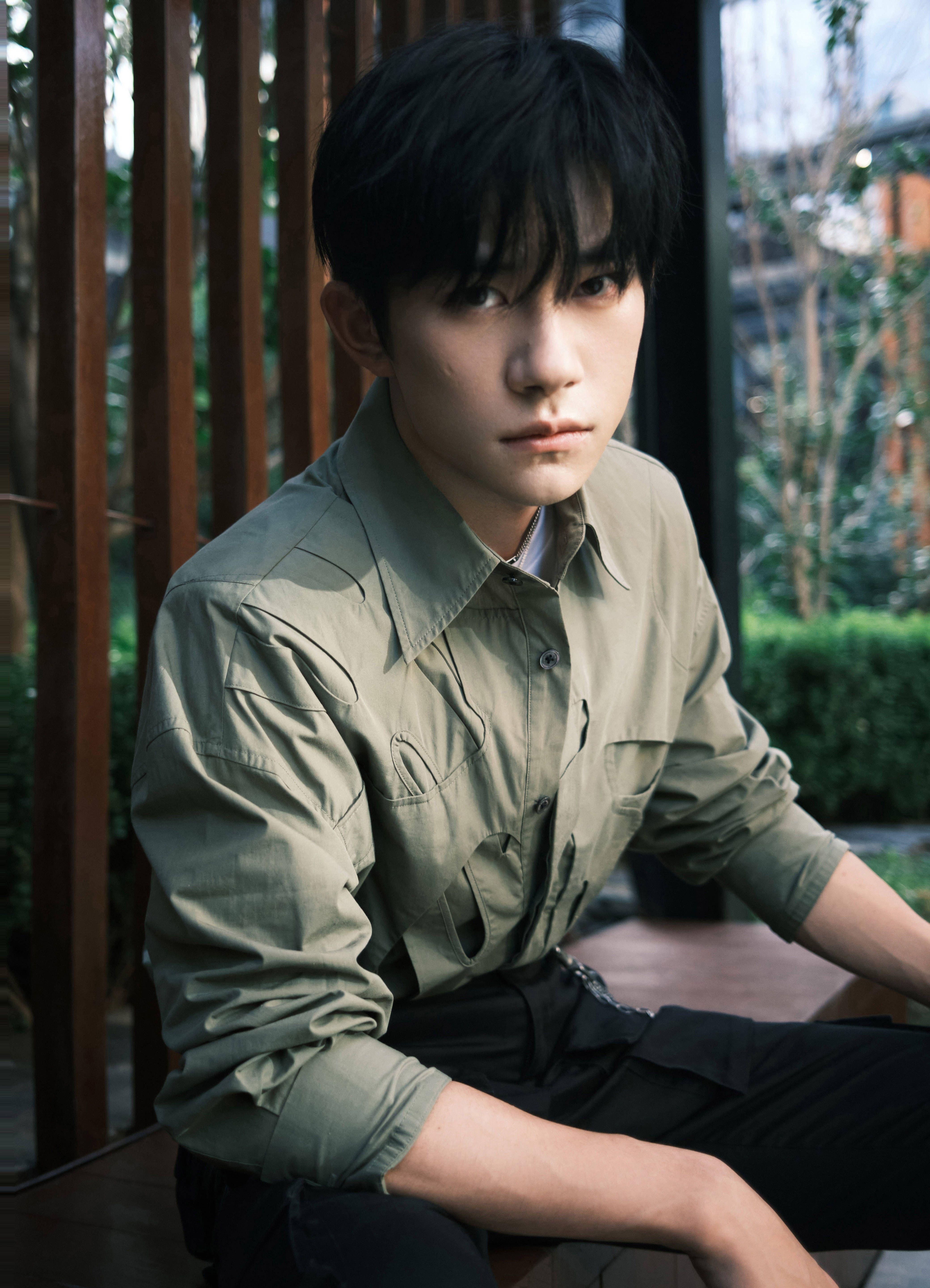 Yi Yang Qianxi's new photo. The waistcoat and denim jacket. The chain ...