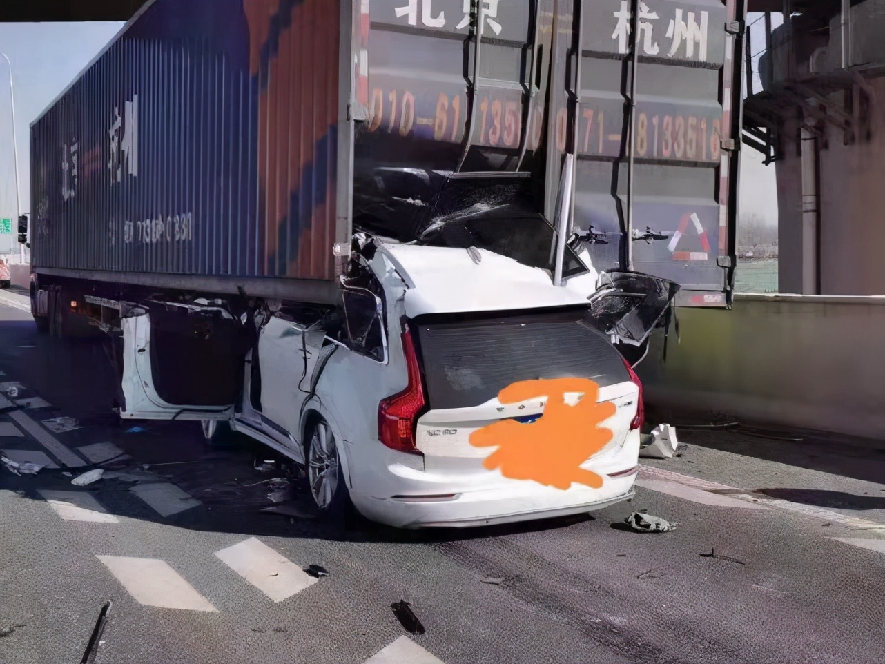 XC90 "head-cutting" rear-end rear-end truck hits the face of Volvo Life ...