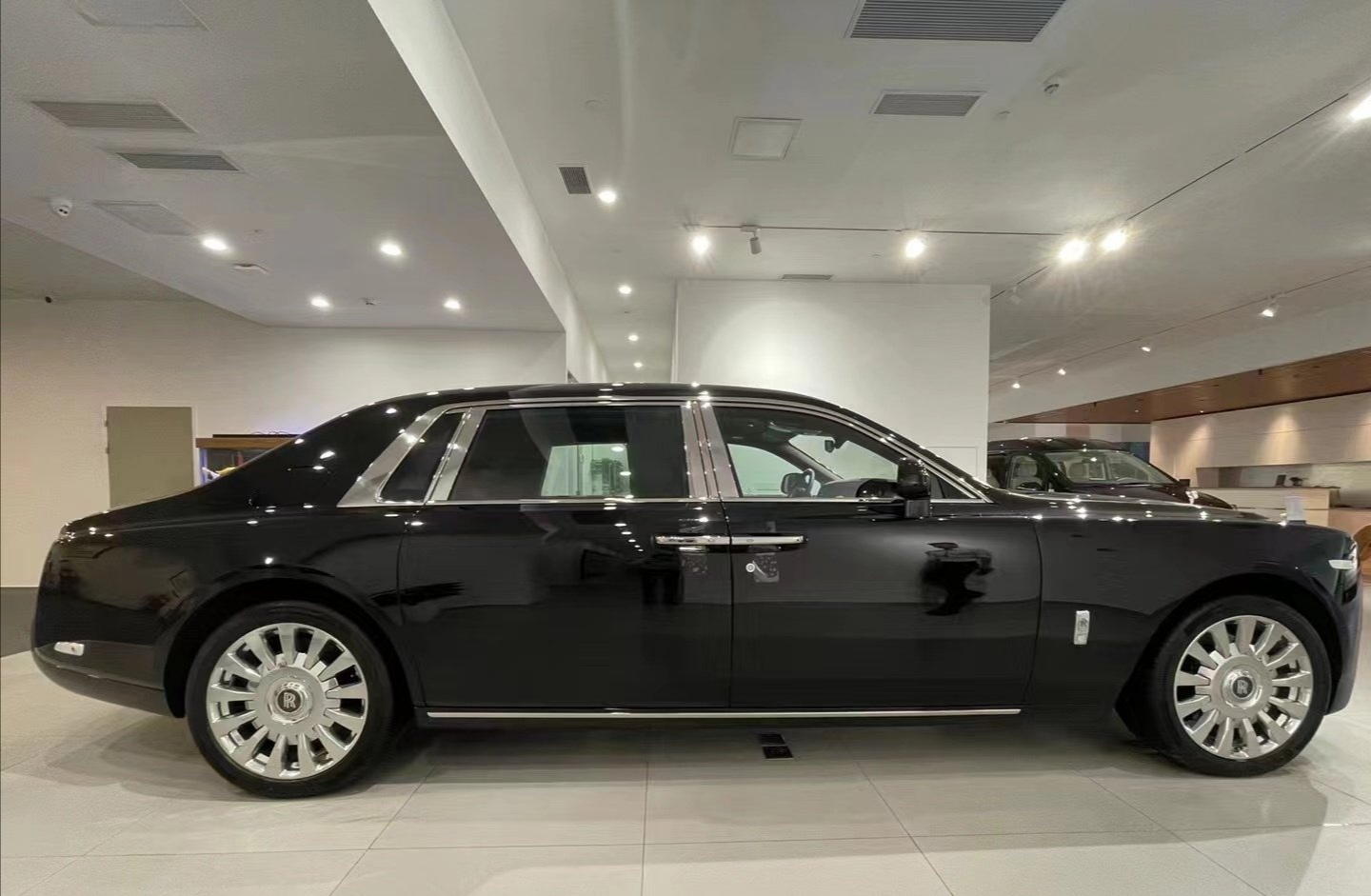 Rolls-Royce Phantom real shot!6.75-liter engine + four seats + double ...