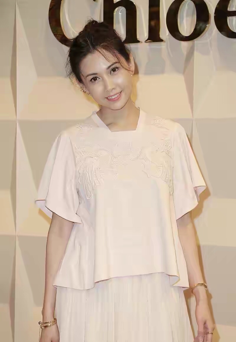 The 52-year-old Qiu Shuzhen has a very good temperament. She wore a ...