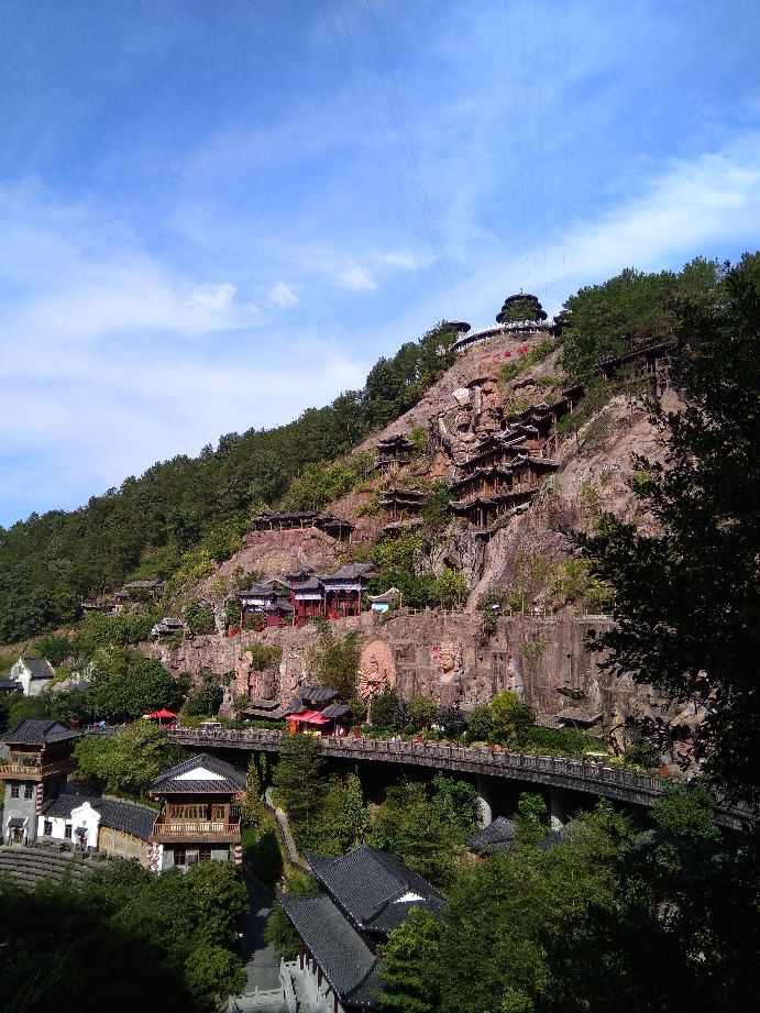 Visitors from all over the world welcome all visitors, listen to the ...