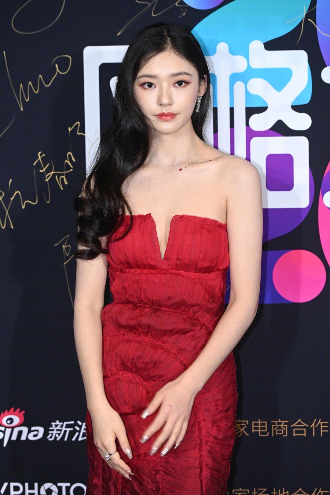 Lin Yun is too beautiful, the dress looks like a "rich mermaid", which ...