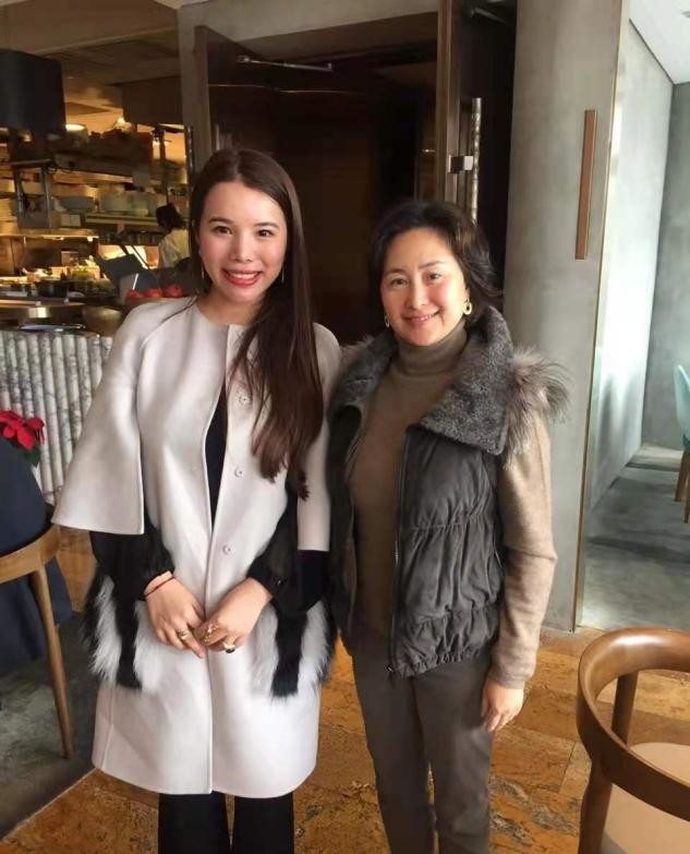 何超瓊參加富婆宴會，土味花外套穿出高級感，同框小鮮肉笑容滿臉 - 頭條匯