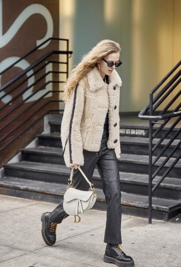 What is cute and warm to wear in winter?A fluffy lamb velvet coat is ...