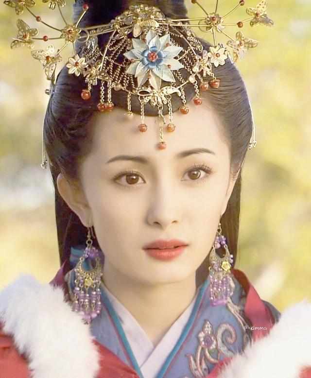 Zeng Jia: A "powerful character" standing behind Yang Mi - iNEWS
