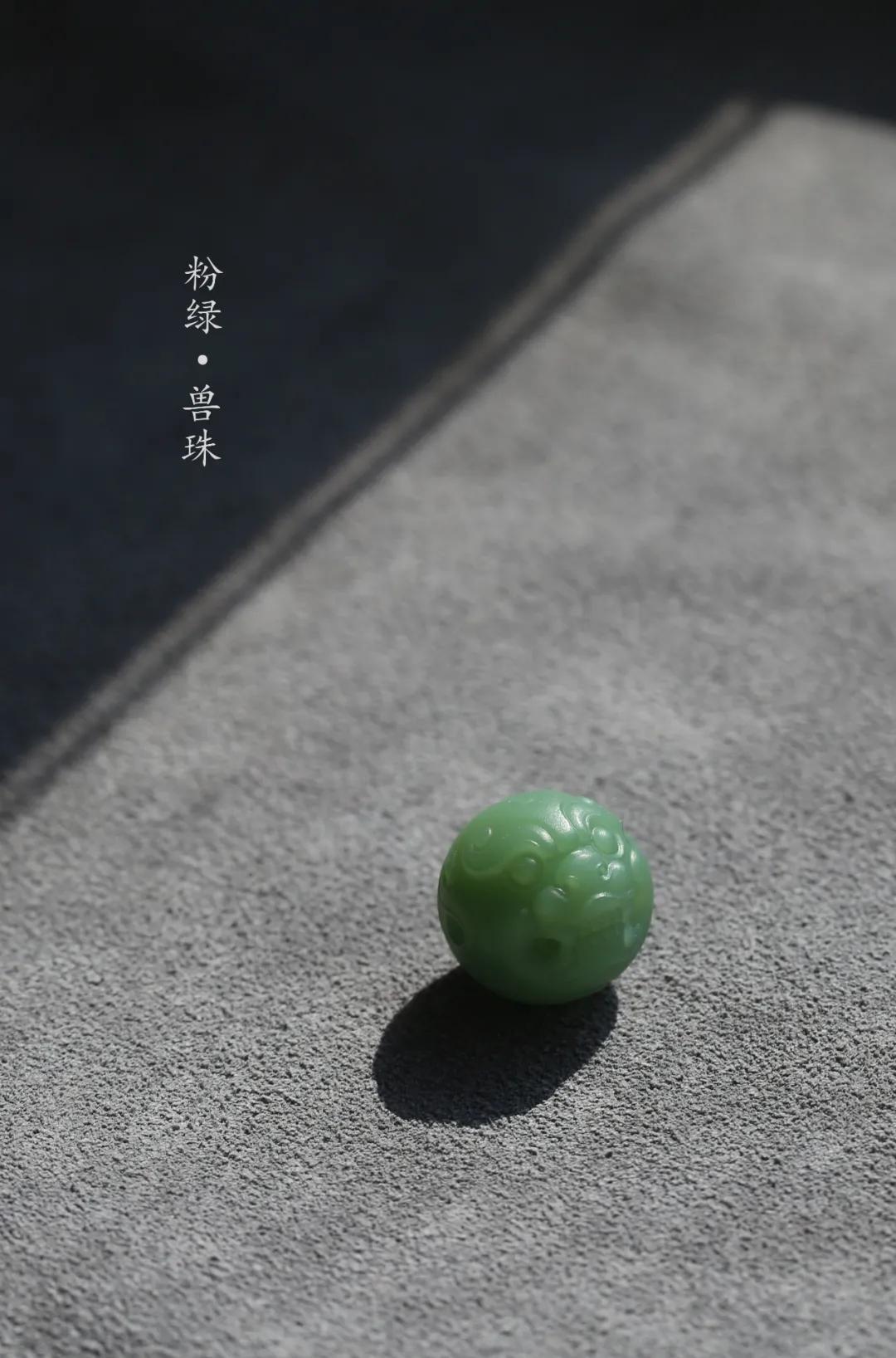 "Good things" big beads and small beads fall on a jade plate - iNEWS
