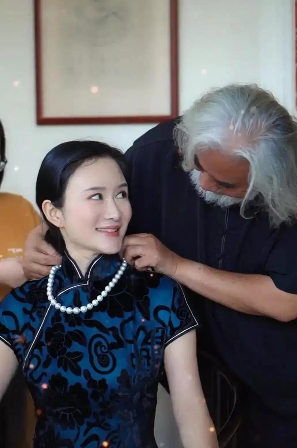 Du Xinglin gave Zhang Jizhong a back massage: Grandpa's body is ...