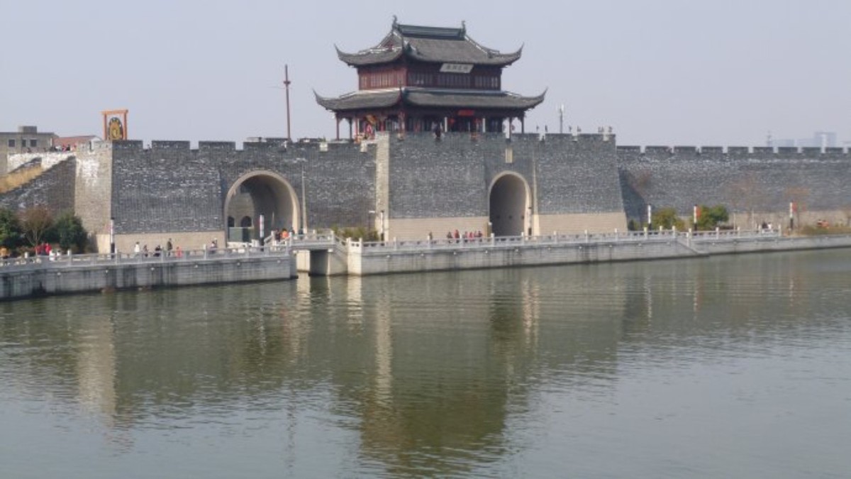 Suzhou Ganjiang Road, Xiangmen Bridge to Shizikou, the light and shadow ...