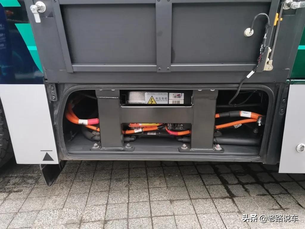 Yutong Black King Kong shuttles on the streets of the city-Yuwei U10 ...