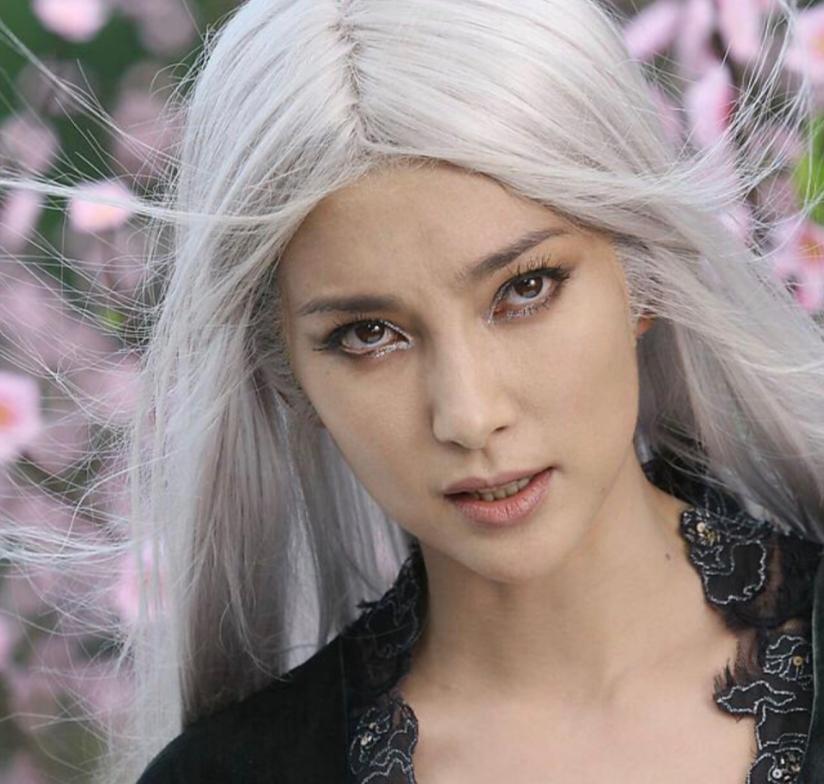 Actress with white hair: Yang Rong, Li Bingbing, nothing, after seeing ...