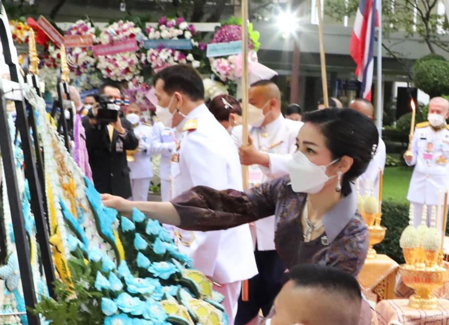 Sinina used a trick to support her 20-year-old close female official ...