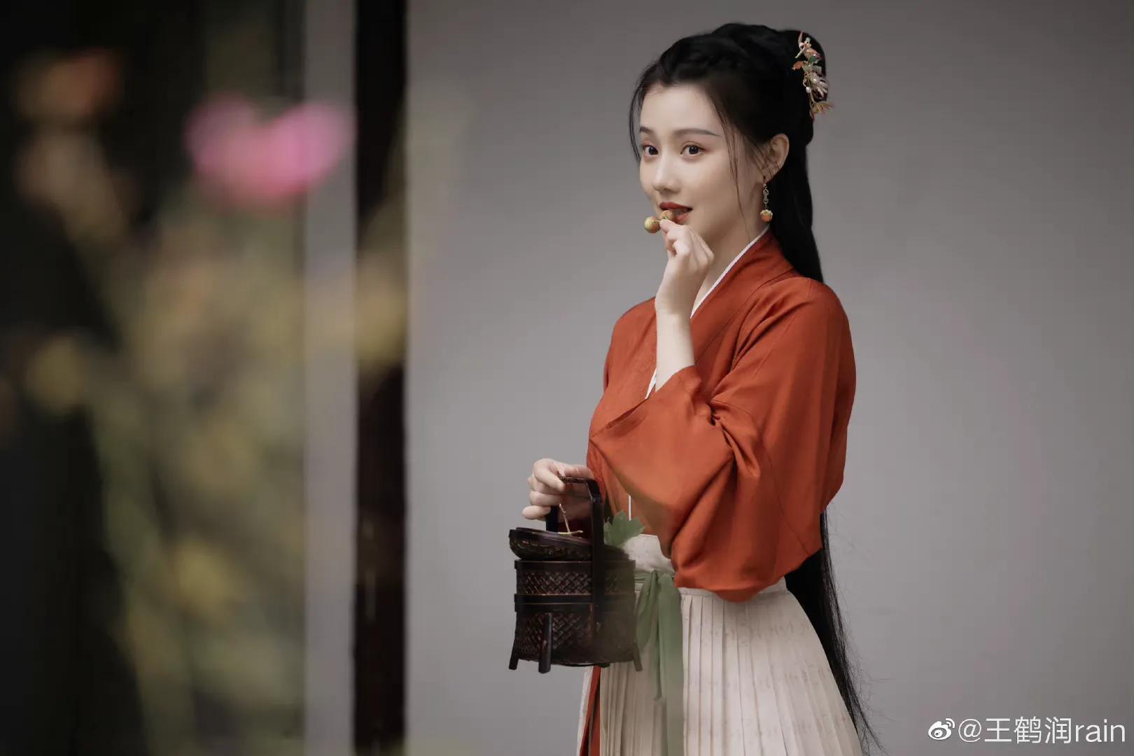 Wang Herun Hanlu's red-robed Hanfu is a blockbuster film, like a woman ...