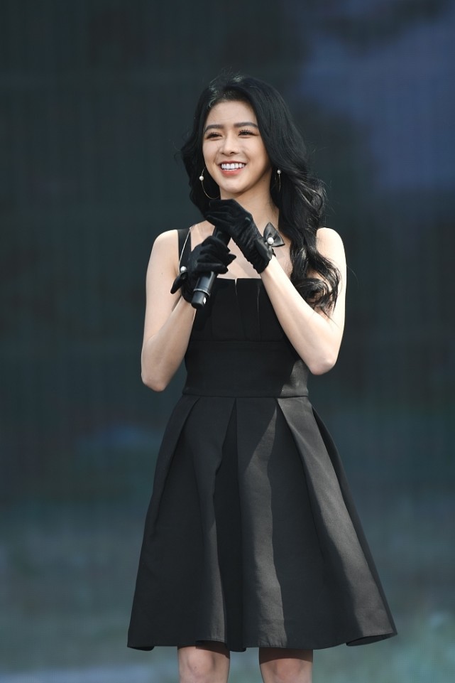 Cai Zhuoyi wears a little black dress with fishnet socks, pure and ...