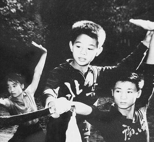 Abandoning the infatuated sister and licking dogs for 32 years, is Jet ...