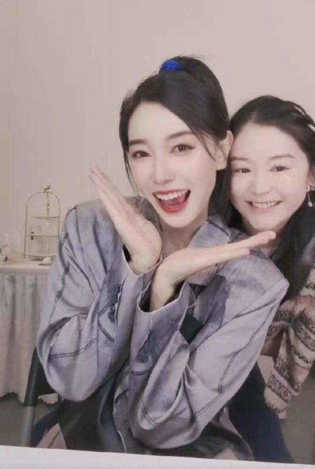 The little fairy Bo Xue hasn't shown up for a long time!Wearing a sweater to shoot a video with ...