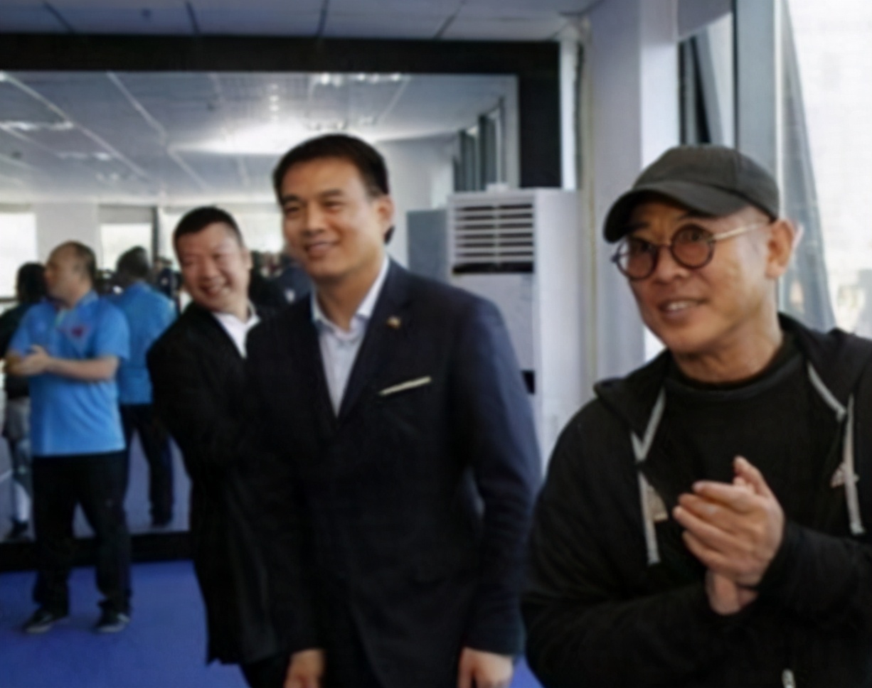 Jet Li finally appeared, taking off his hat like a bad old man! Wife ...
