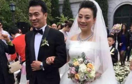 so awkward!47-year-old "Duan Fei" Li Yijuan took a group photo with ...