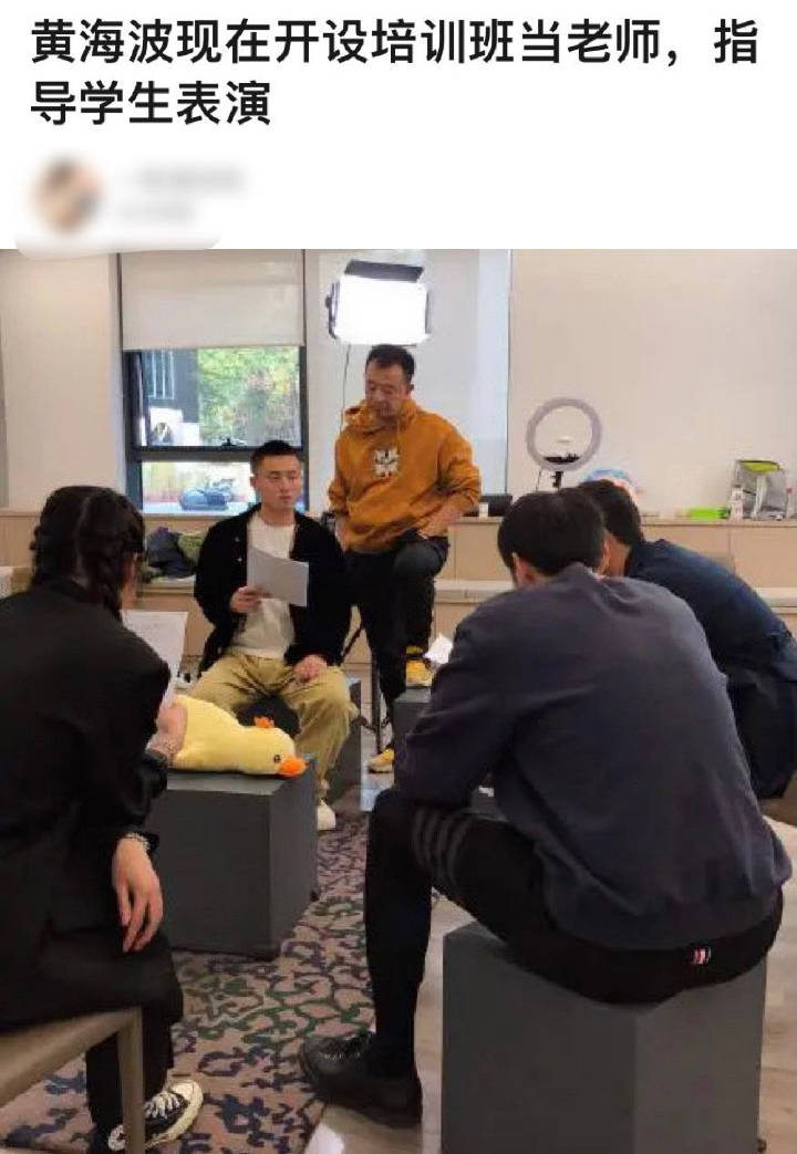 Huang Haibo teaches young actors to perform. His face is red and his ...