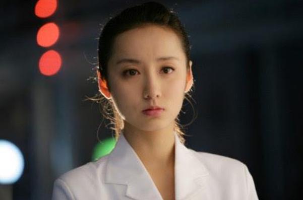 Lu wore a tight swimsuit to surf at sea, but fell into the water ...